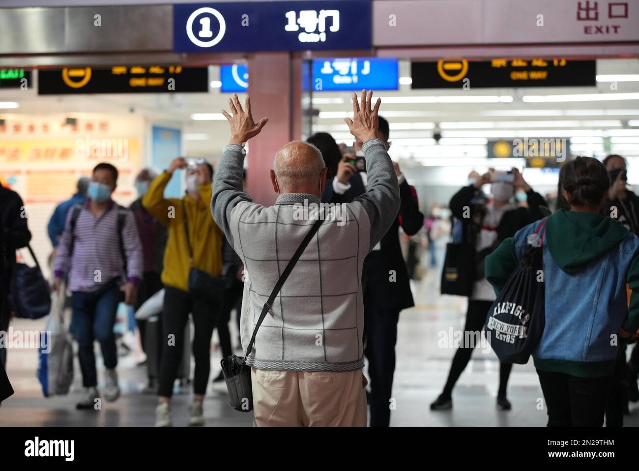 Many people from Hong Kong return to the mainland through Lo Wu port in ...