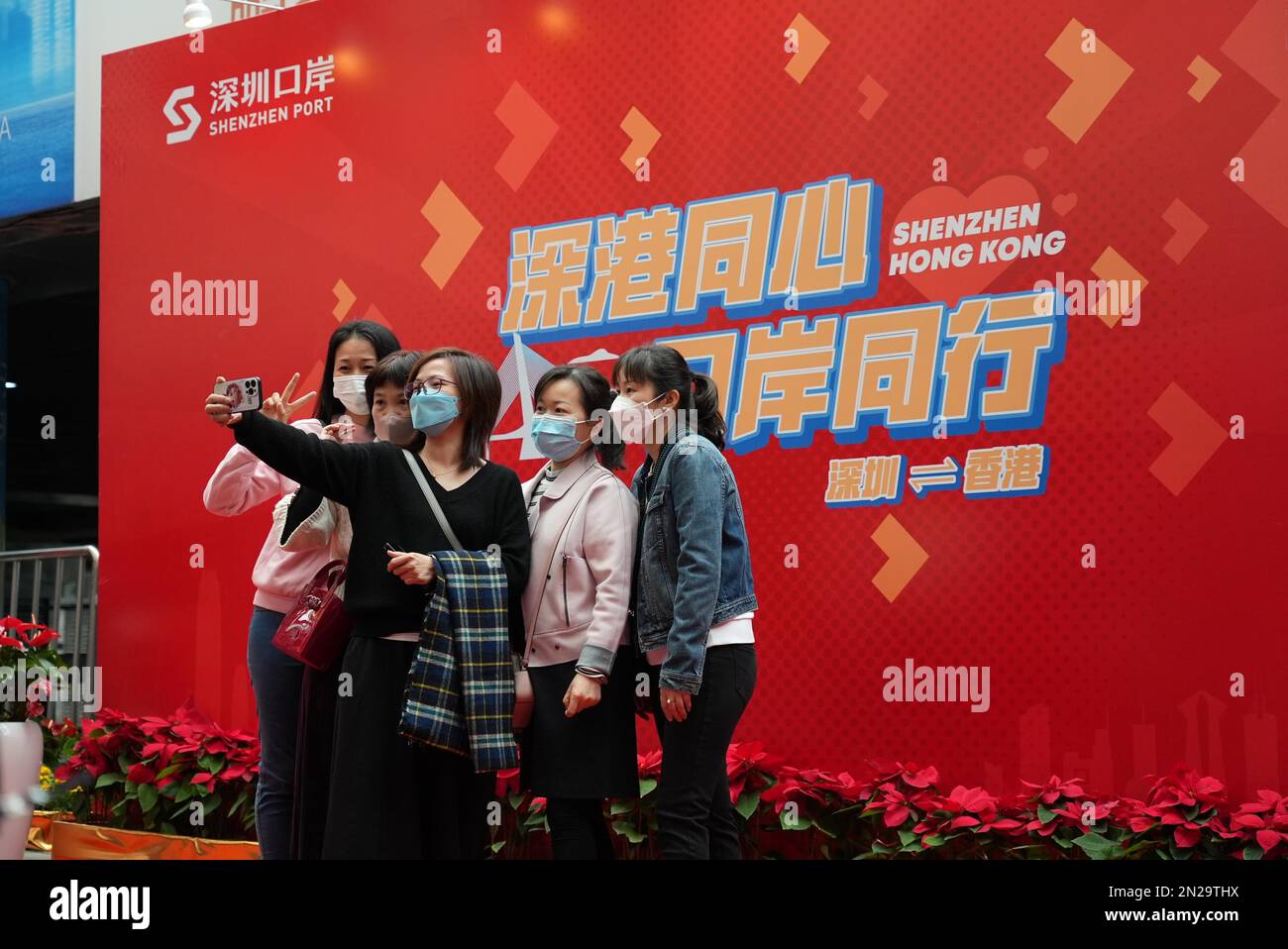 Many people from Hong Kong return to the mainland through Lo Wu port in ...