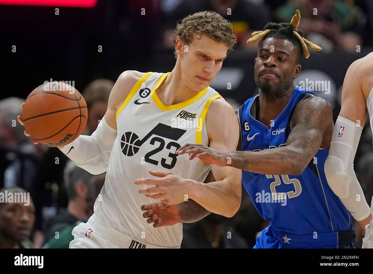 Dallas Mavericks forward Reggie Bullock (25) defends against Utah Jazz ...