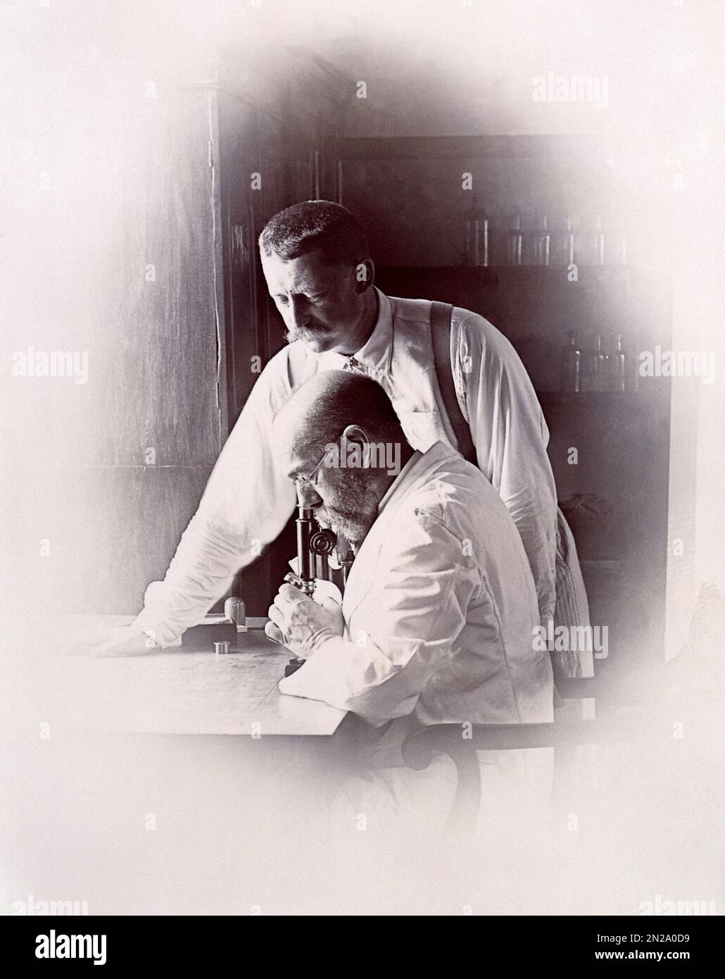 1897 ca, BOMBAY , INDIA : The german Doctor ROBERT KOCH ( 1843 - 1910 ...