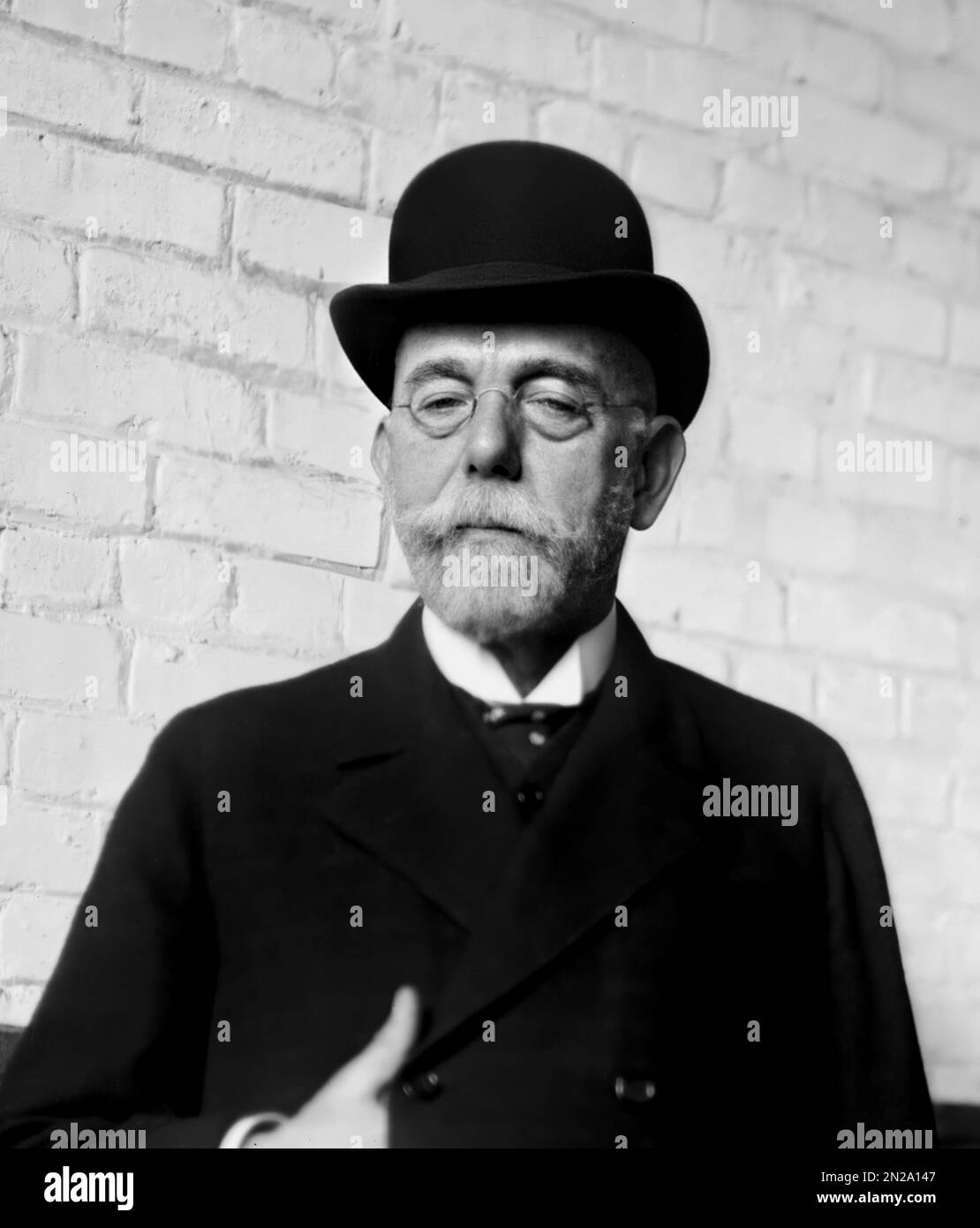 1908 , 4 april , NEW YORK , USA : The german Doctor ROBERT KOCH ( 1843 ...