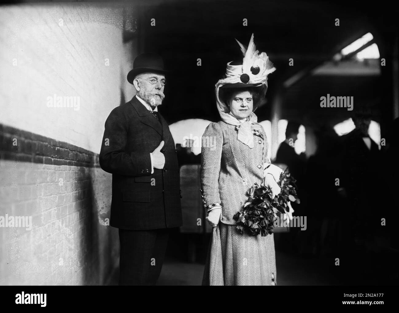 1908 , 4 april , Ellis Island , NEW YORK , USA : The german Doctor ...