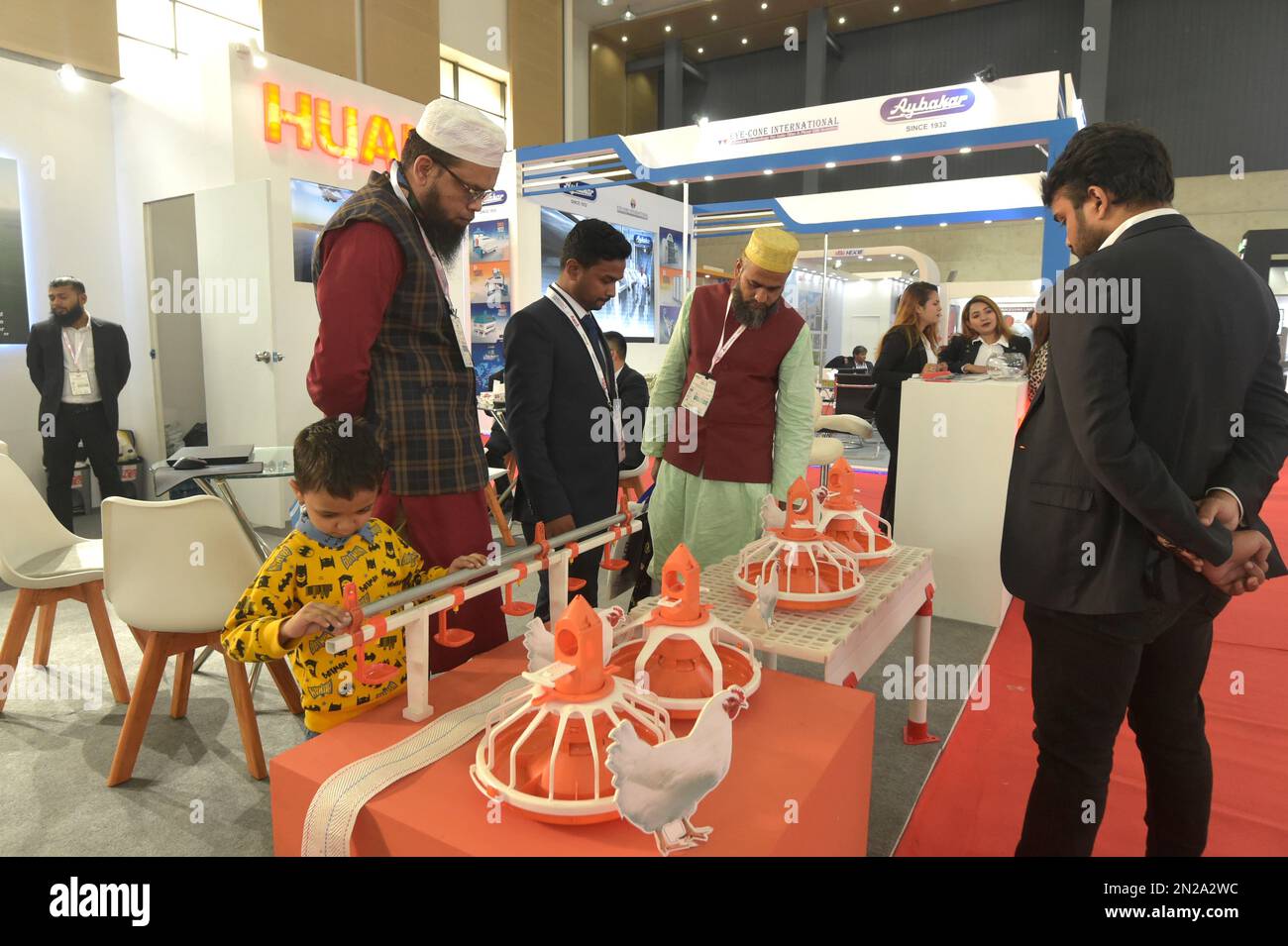 (230207) -- DHAKA, Feb. 7, 2023 (Xinhua) -- Visitors watch farm ...