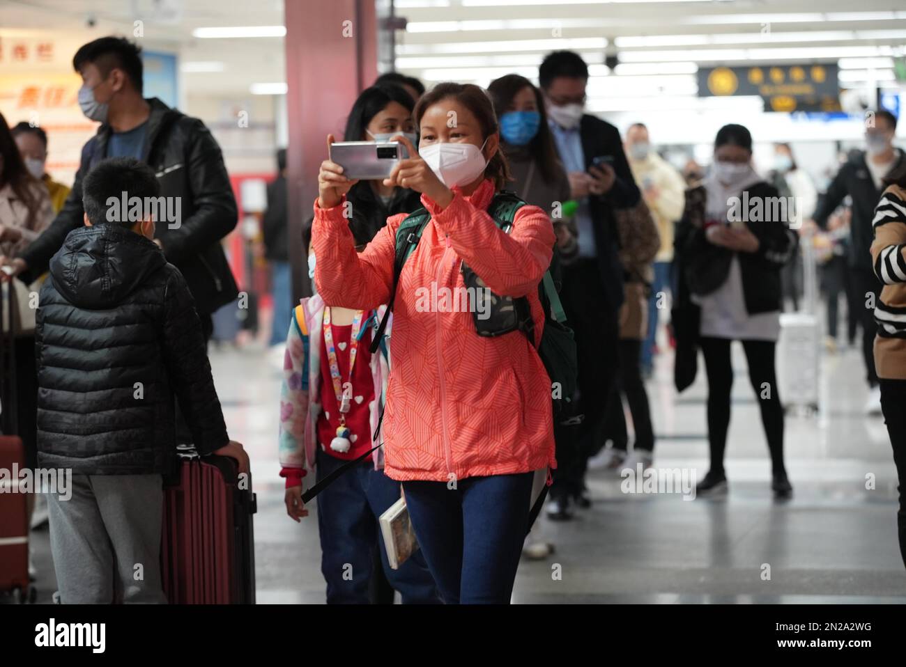 Many people from Hong Kong return to the mainland through Lo Wu port in ...
