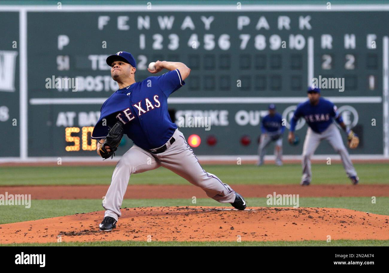 Texas Rangers starting pitcher Wandy Rodriguez delivers against the ...