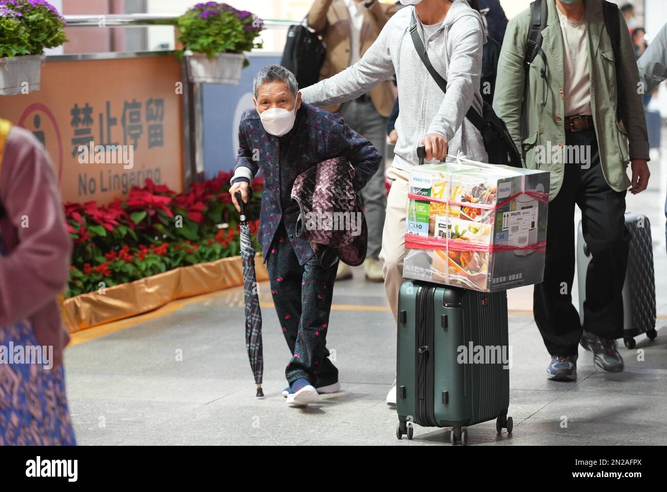 Many people from Hong Kong return to the mainland through Lo Wu port in ...