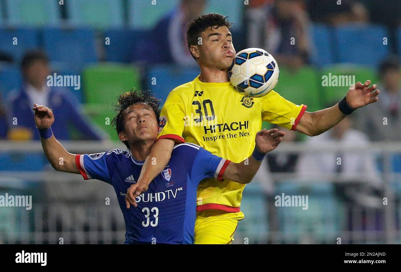 Cristiano da Silva of Japan's Kashiwa Reysol, right, fights for the ...