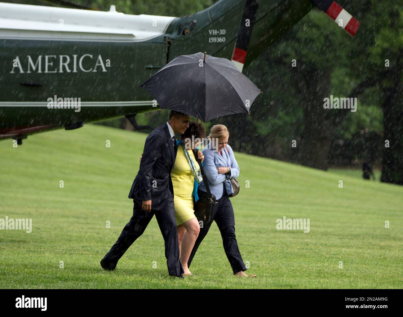 President Barack Obama shares his umbrella with White House Deputy ...