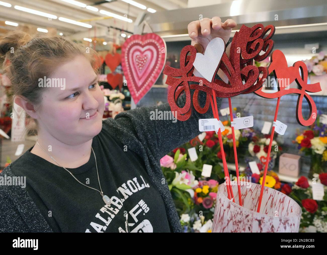 St. Louis, United States. 06th Feb, 2023. Sales person Cheyenne Naruto ...