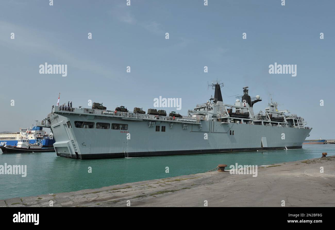 The British Royal Navy ship HMS Bulwark arrives at Catania's port ...