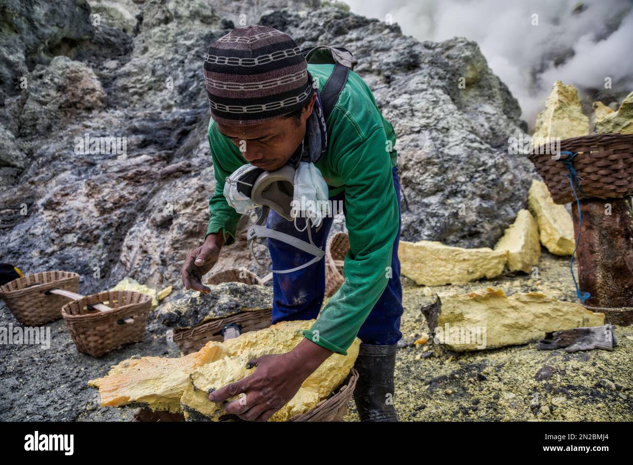 Kawa Ijen sulphur mining, Java, Indonesia Stock Photo - Alamy