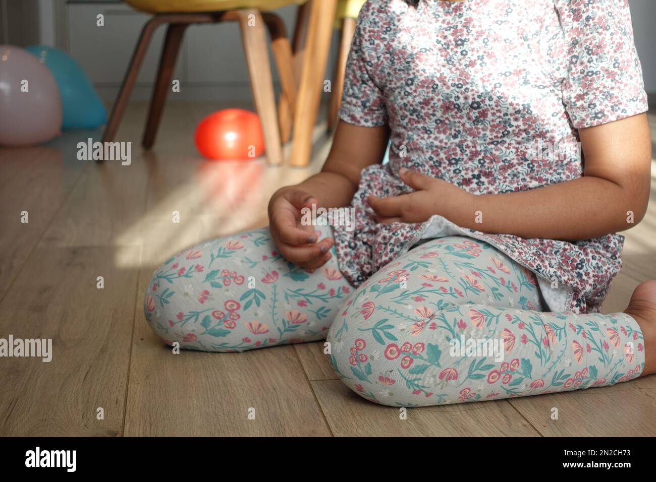child sitting W posture on the floor Stock Photo - Alamy