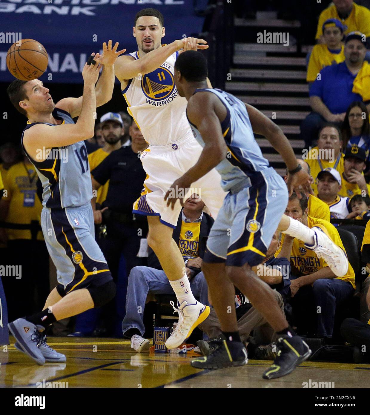 Golden State Warriors guard Klay Thompson (11) passes the ball between ...