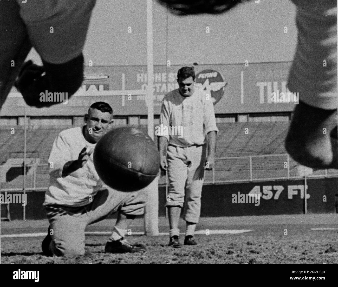 New York Giants' Pat Summerall brushes up on place kicking during ...