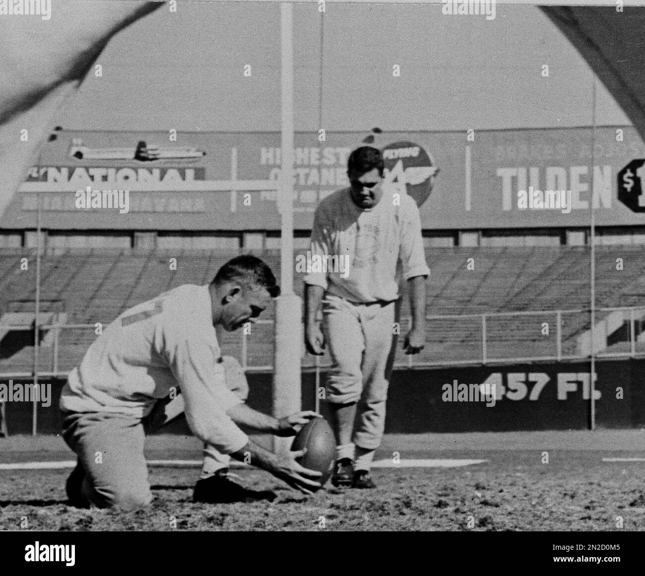 New York Giants' Pat Summerall brushes up on place kicking during ...