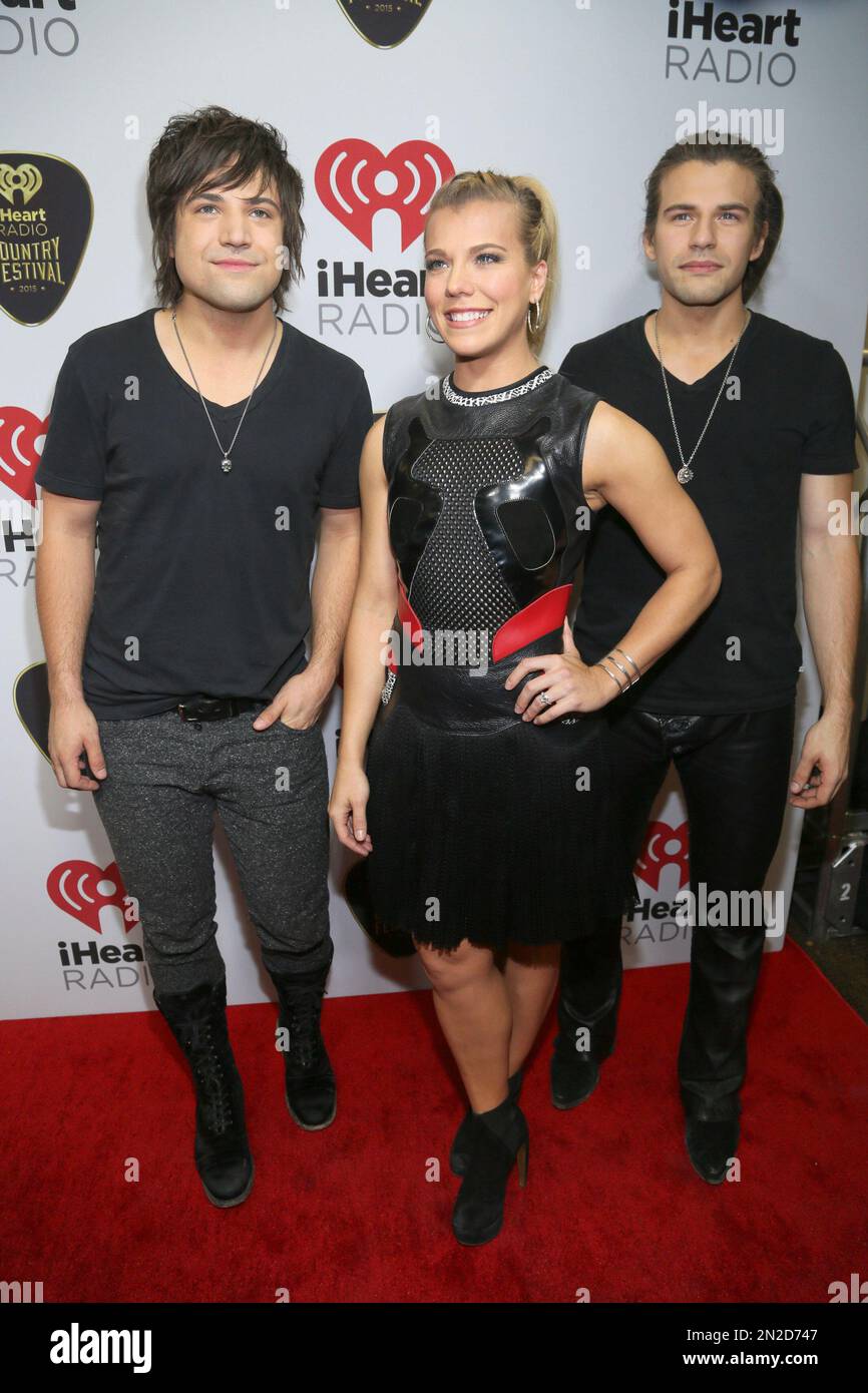 Kimberly, Neil and Reid Perry, of The Band Perry, arrive at the ...