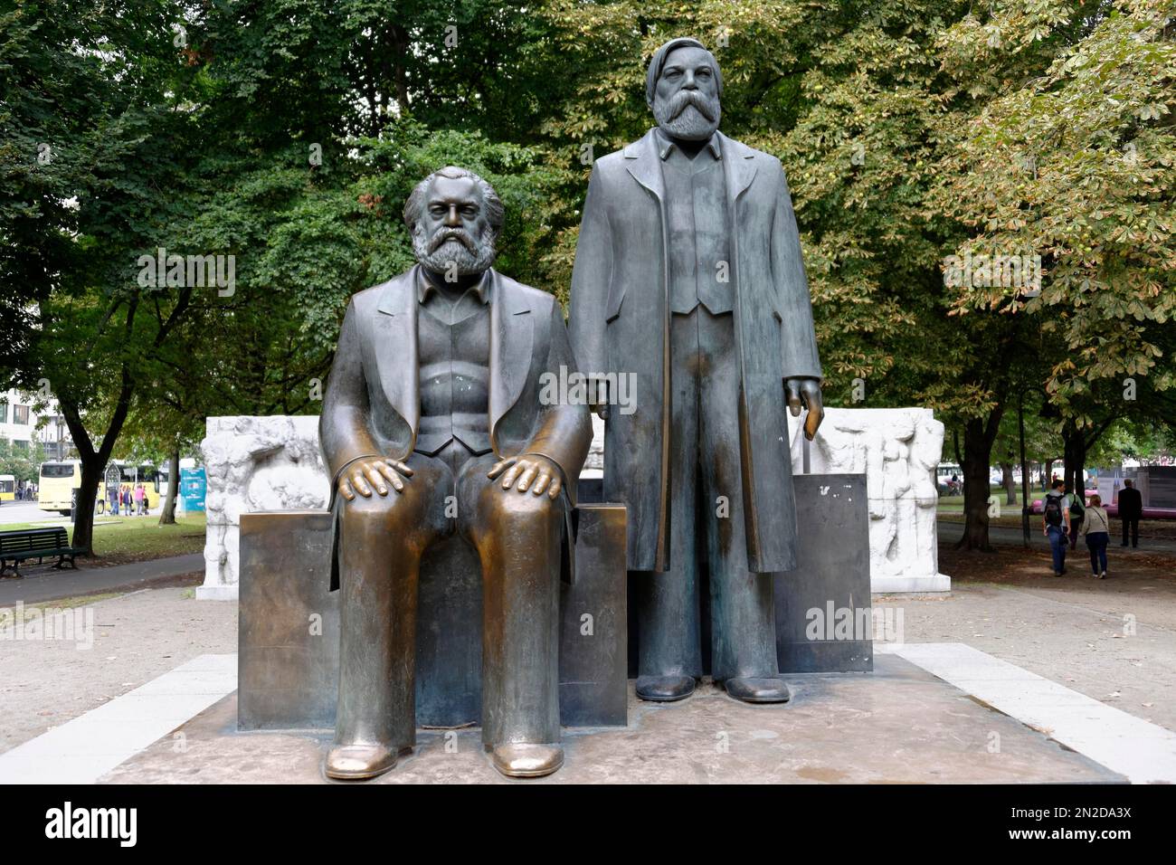 Estatua De Karl Marx E Friedrich Engels Karl Marx And Friedrich Engels