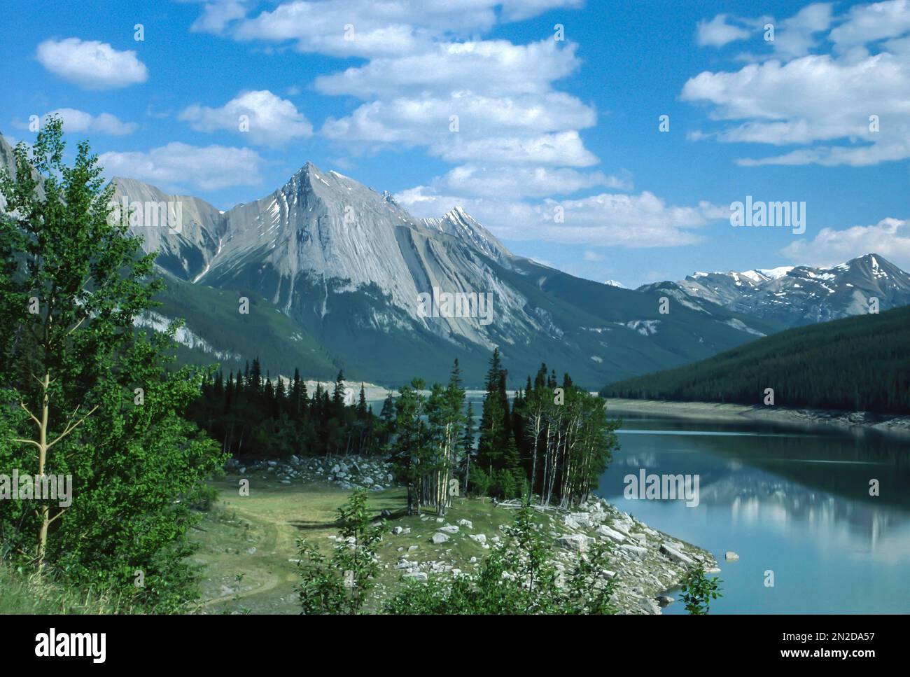 Maligne Lake, behind it mountain range Queen Elizabeth Ranges with ...