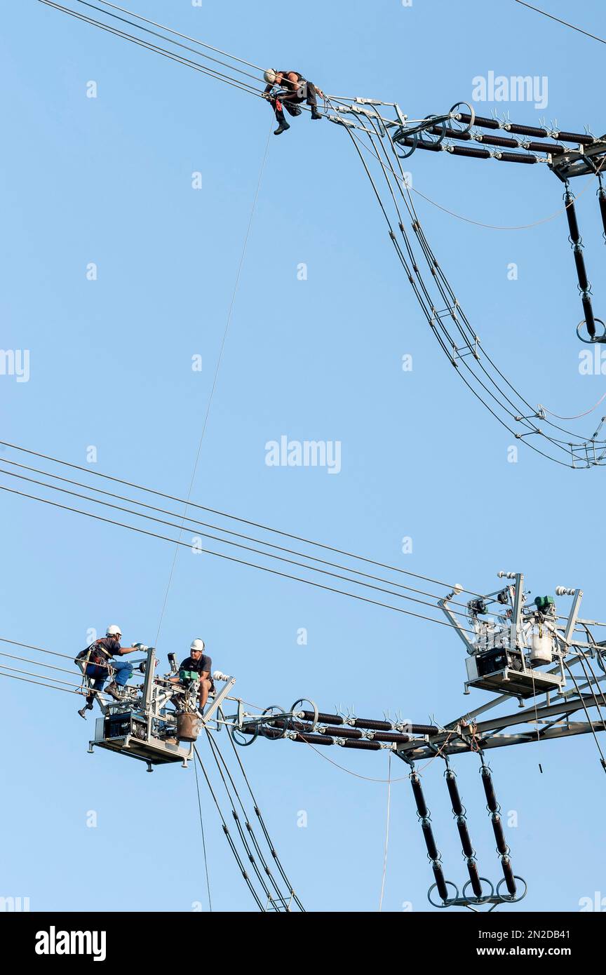 High-voltage fitters at work, overhead lines, pylons, Baden ...