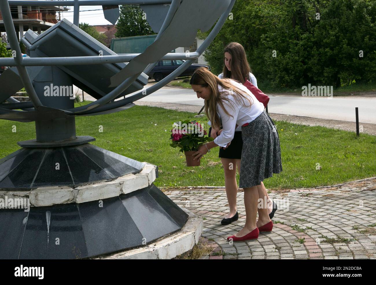 Elida Lawton O'Connell, front, and her daughter Tara Lawton place ...