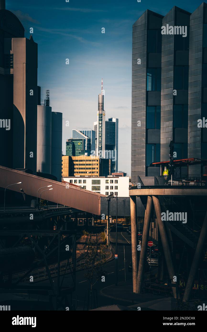 Mainova power station and industry in front of the Frankfurt skyline ...
