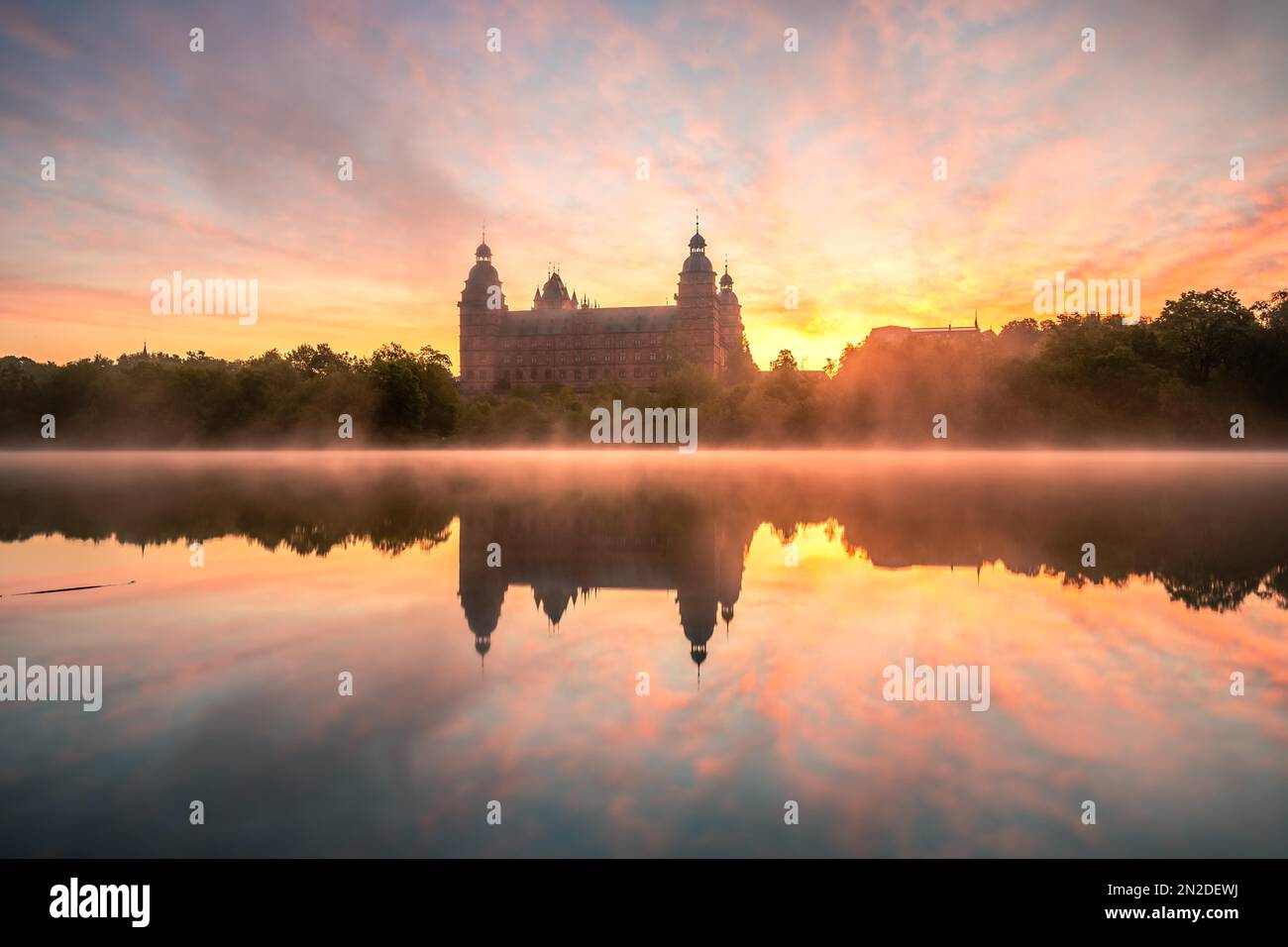 Johannisburg Castle reflected in the Main River, riverbank, dawn ...