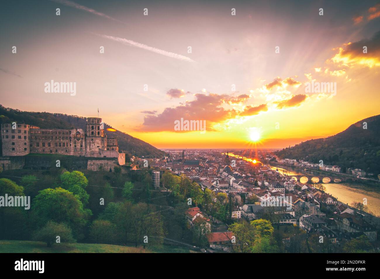 City view with Heidelberg Castle, castle ruins, sunset, backlight shot ...