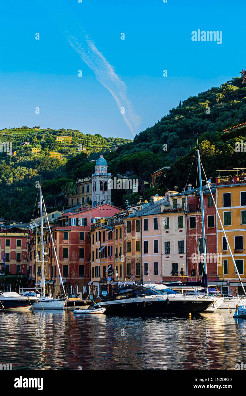 Pastel-coloured house facades are reflected in the harbour of Portofino ...