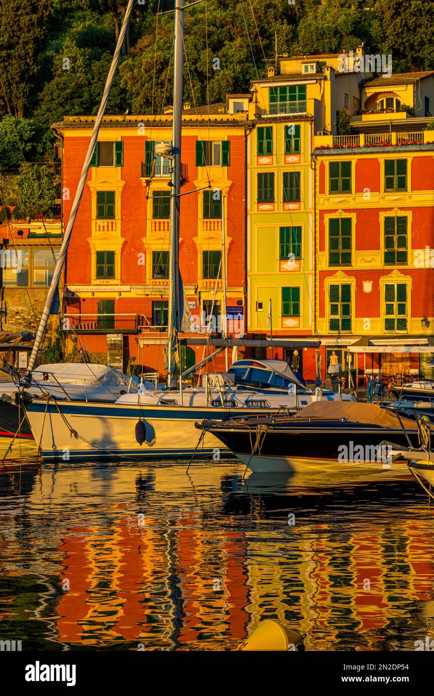 Pastel-coloured house facades are reflected in the harbour of Portofino ...