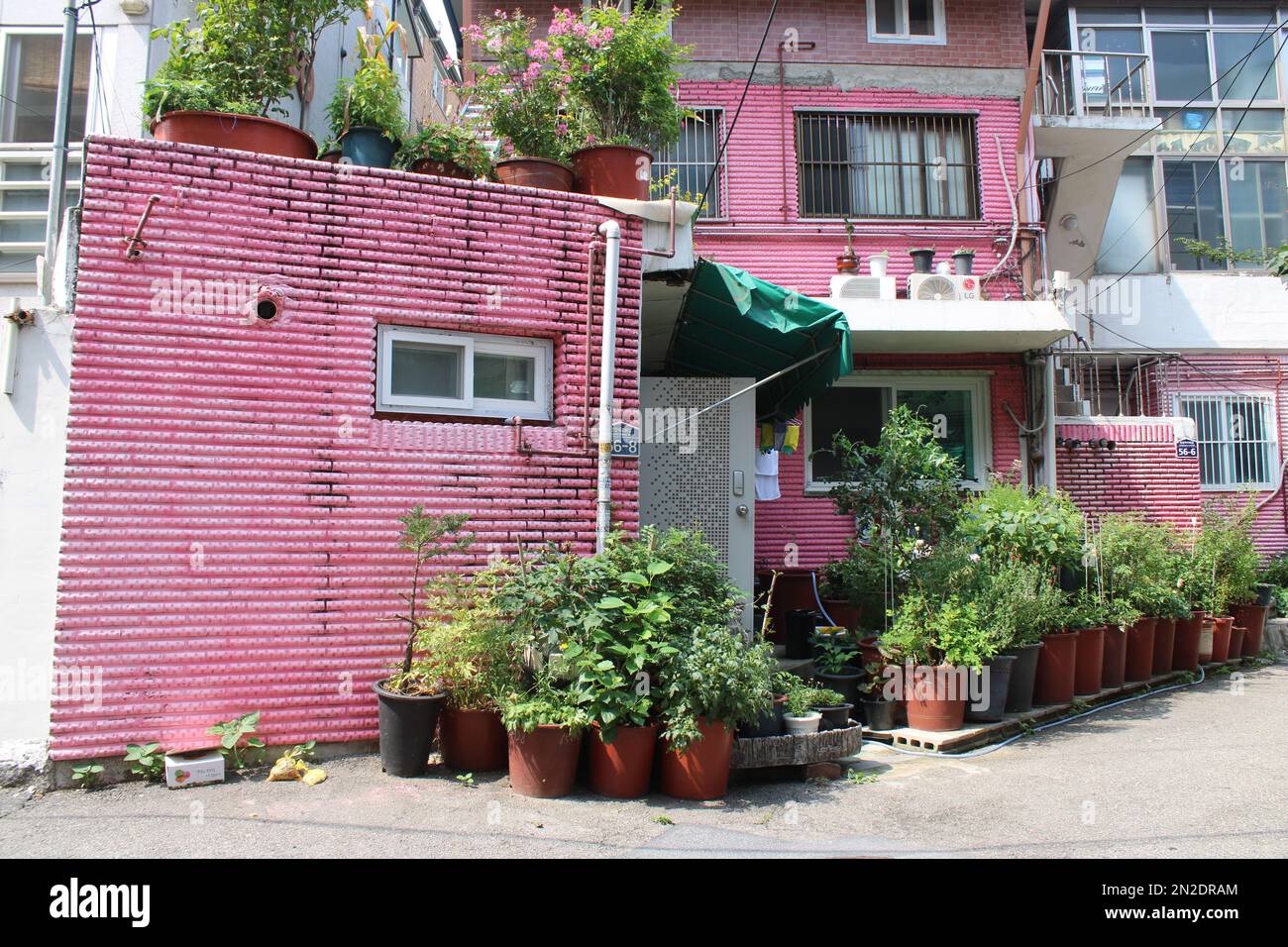 Traditional quaint pink house hi-res stock photography and images - Alamy