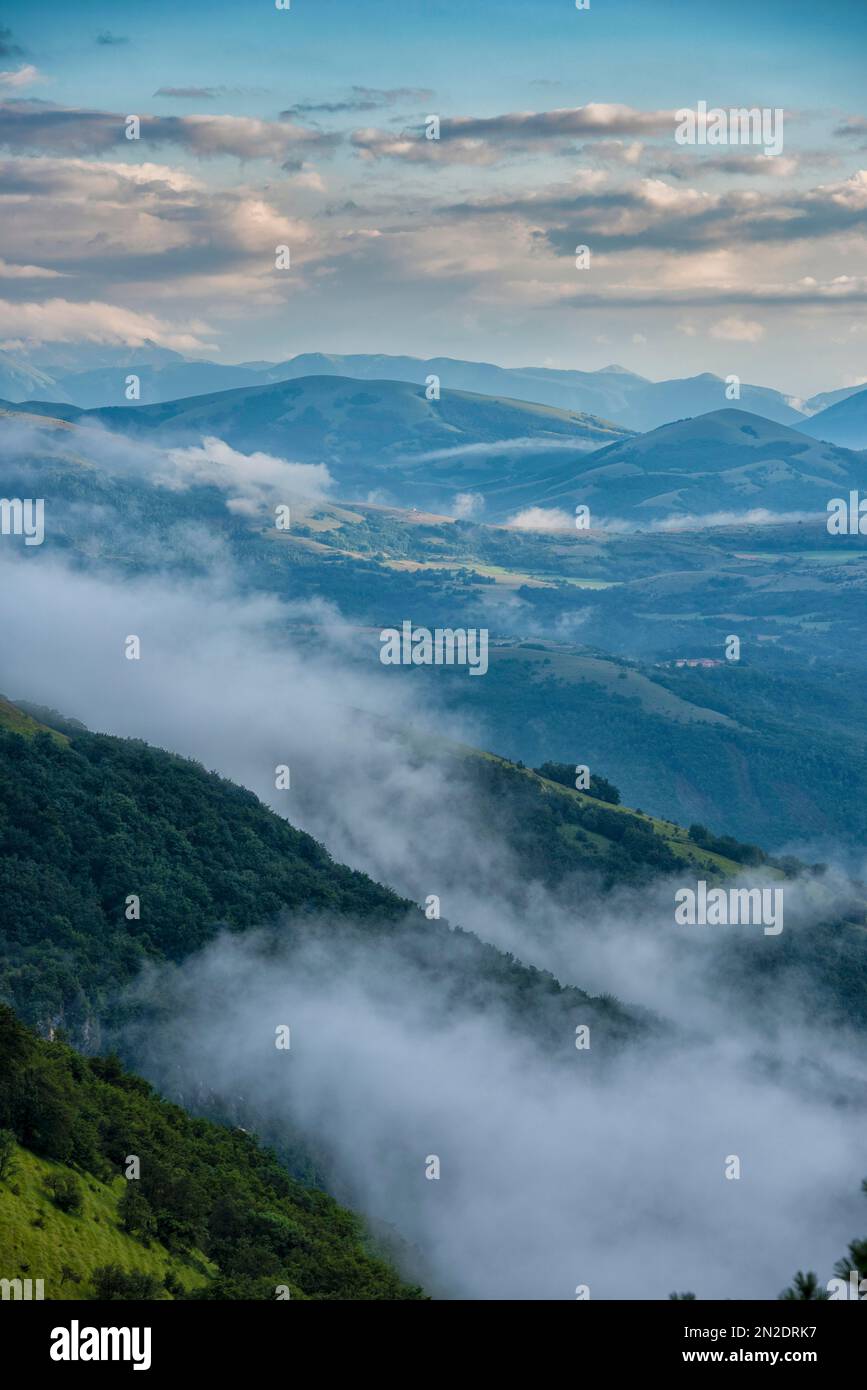 Sunrise on the Sibillini mountains, Sibillini National Park, Umbria ...