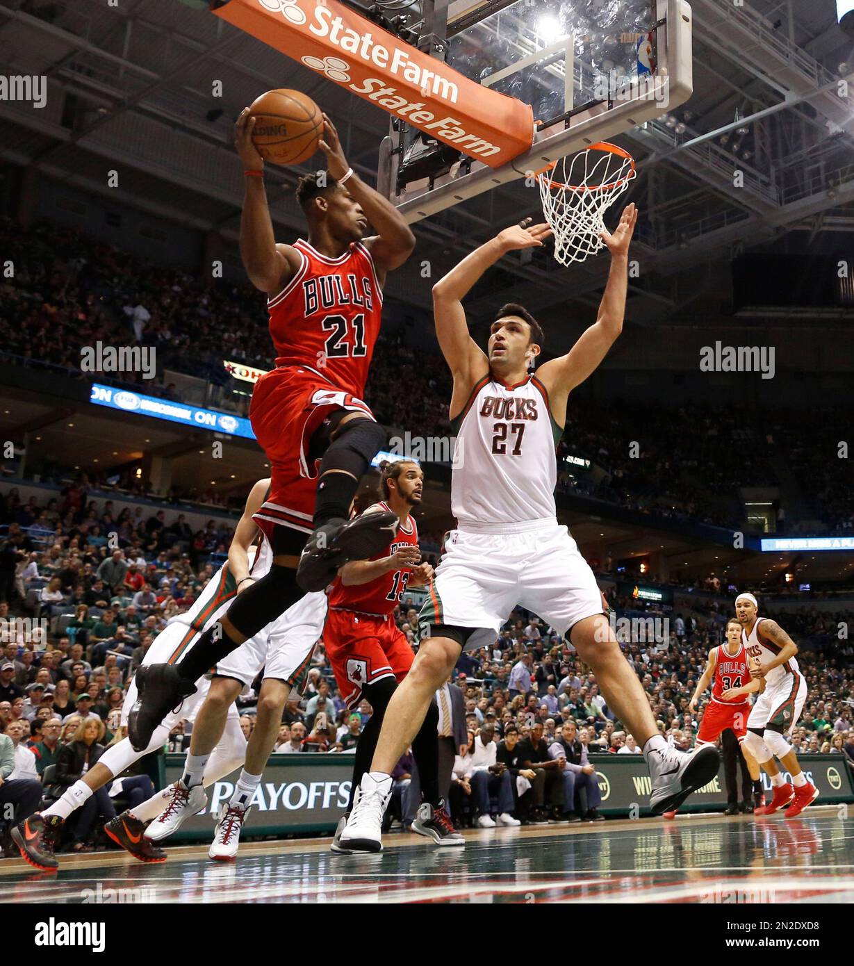 Chicago Bulls' Jimmy Butler (21) drives against the Milwaukee Bucks ...