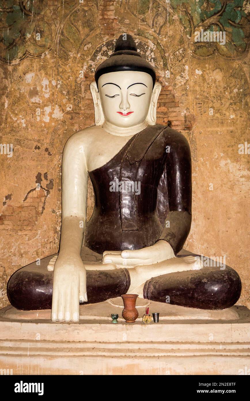 Buddha statue, Tayok pye-min pagoda, Bagan, Myanmar Stock Photo - Alamy