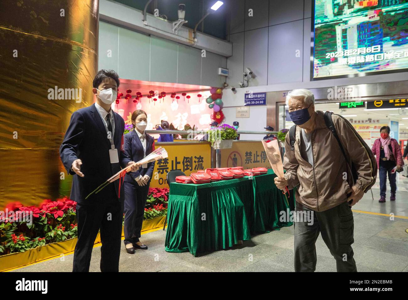 A large number of Hong Kong passengers from Lo Wu Station, enter the ...