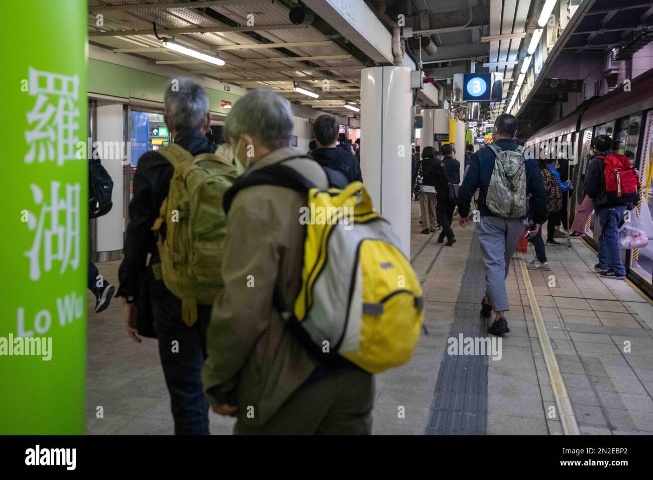 A large number of Hong Kong passengers from Lo Wu Station, enter the ...