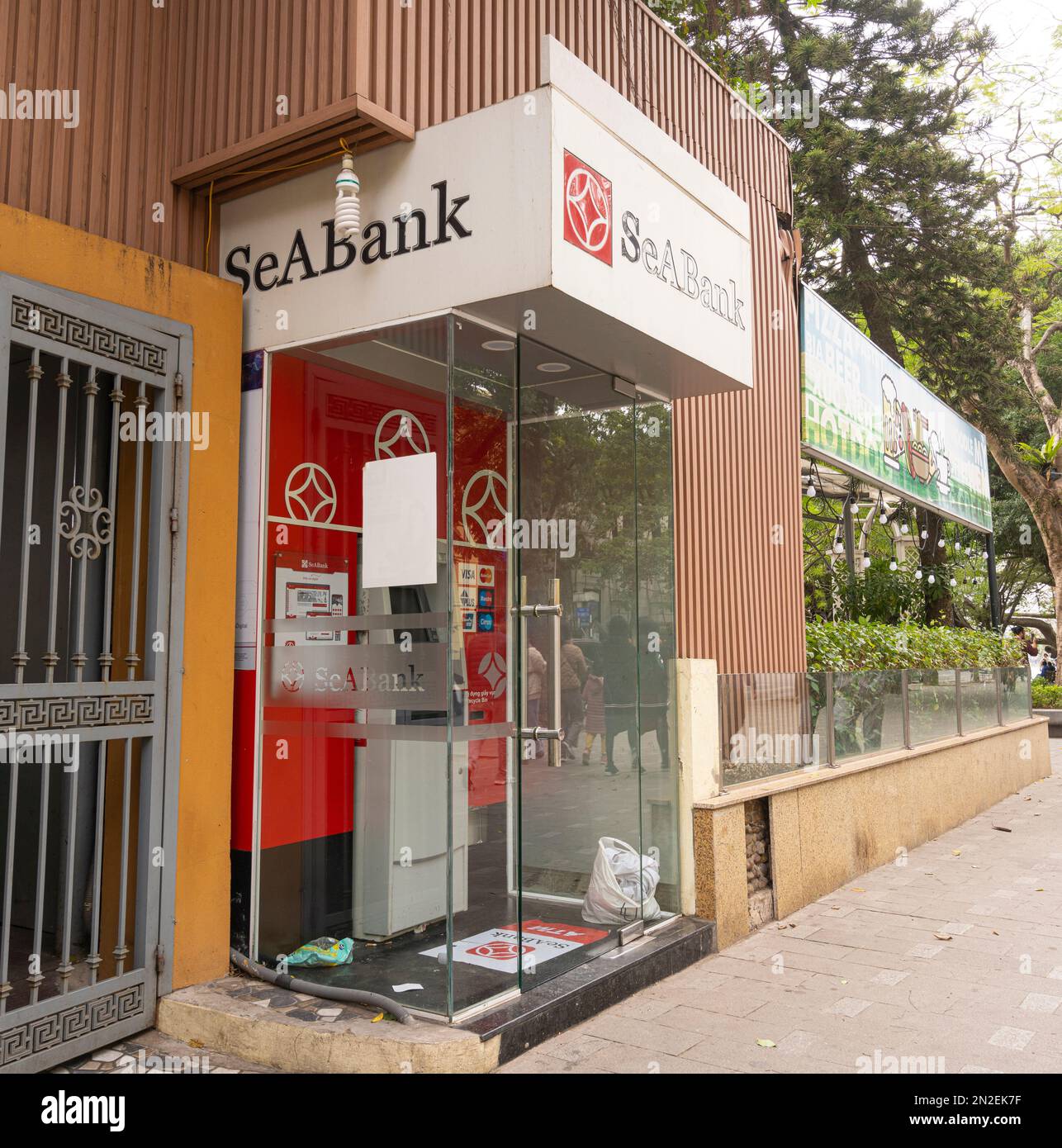 Bank building atm outside hi-res stock photography and images - Alamy