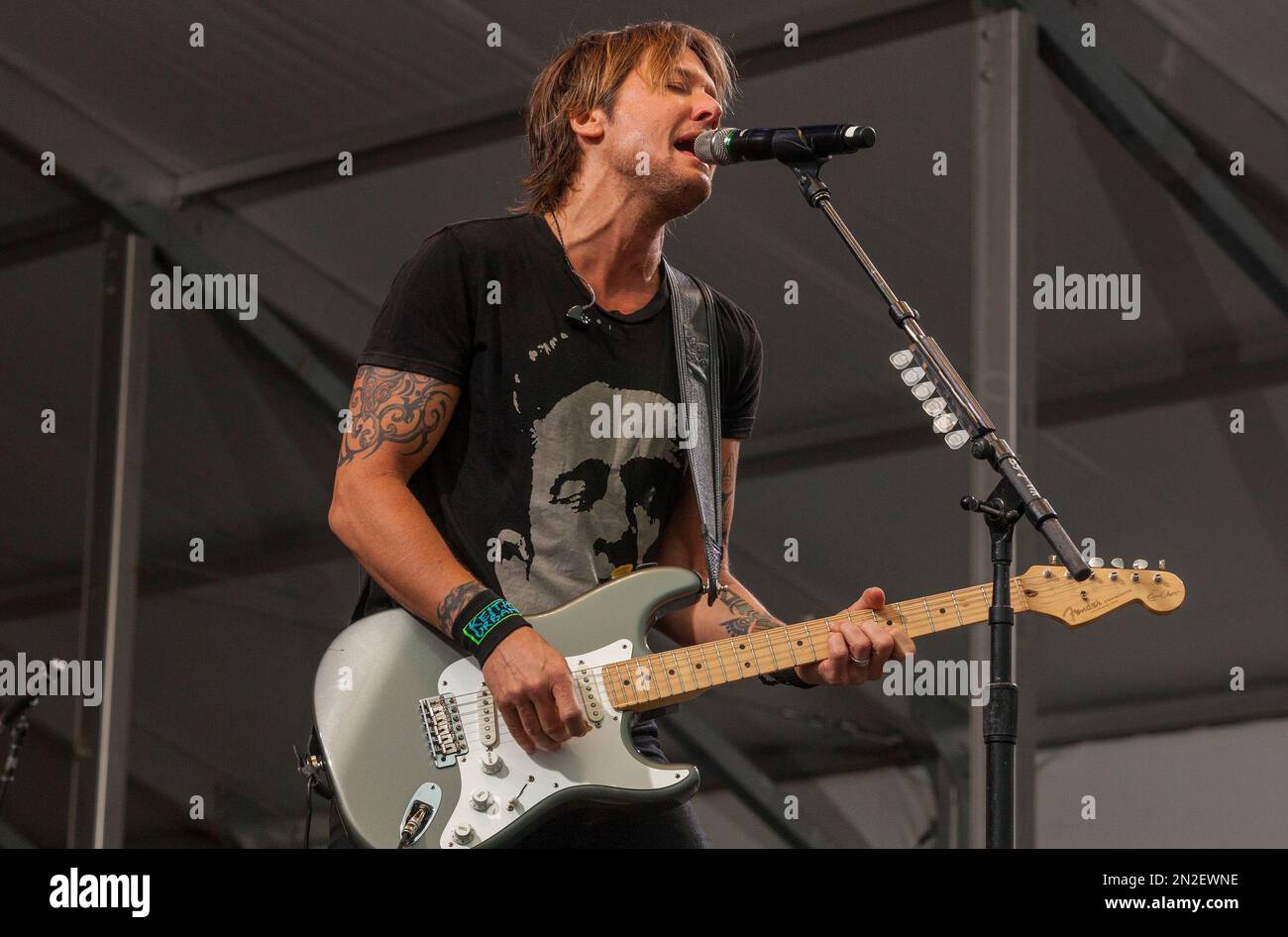 Country music singer Keith Urban performs with his band at the New ...
