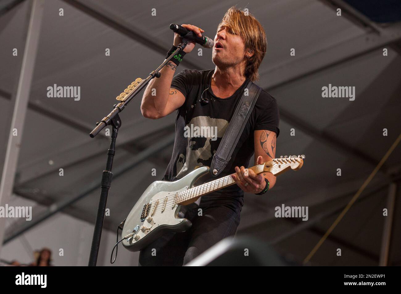 Country music singer Keith Urban performs with his band at the New ...