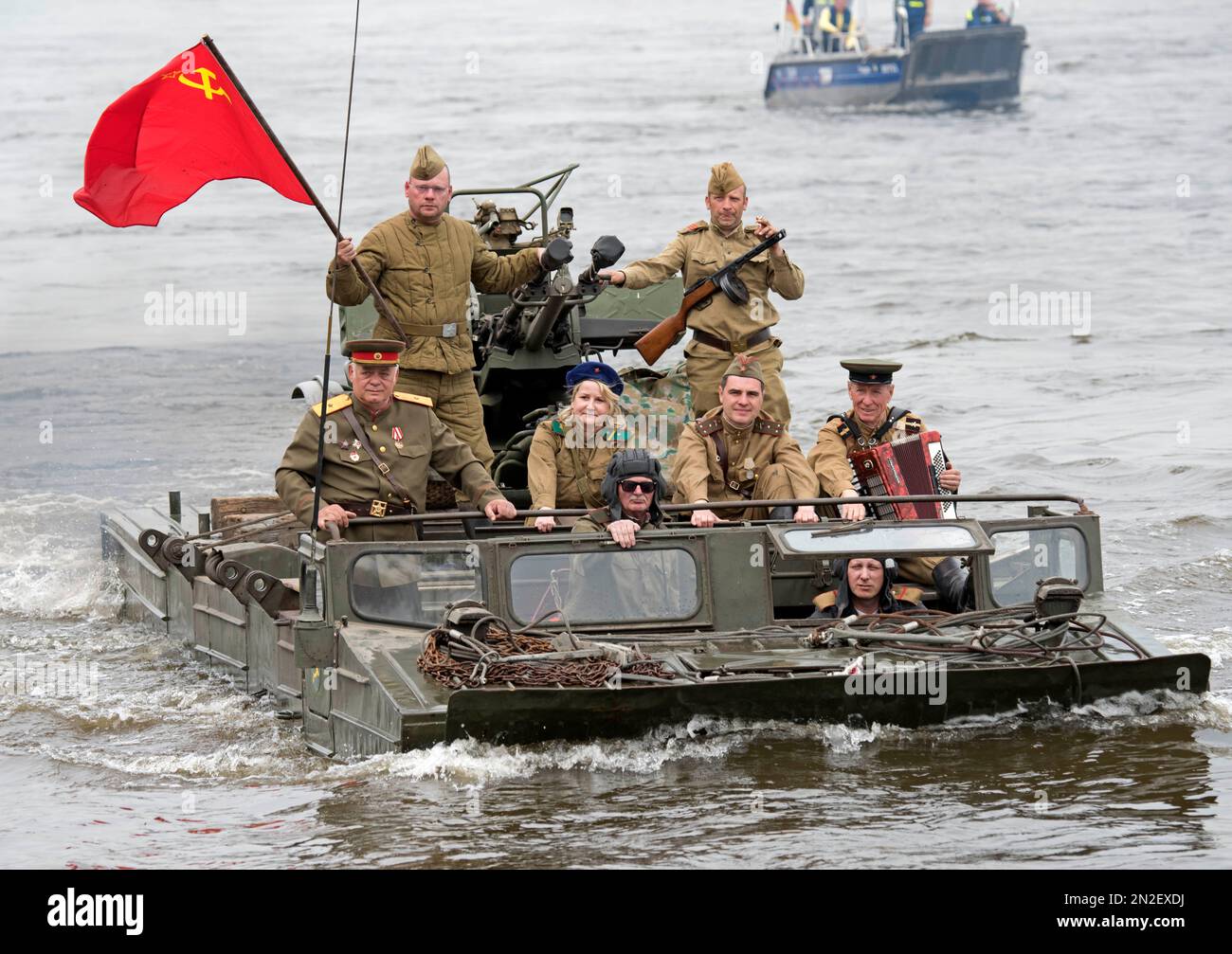 Amateur actors re-enact the link-up of Soviet and American troops ...
