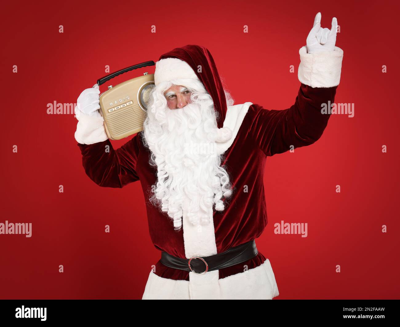 Santa Claus with vintage radio on red background. Christmas music Stock ...