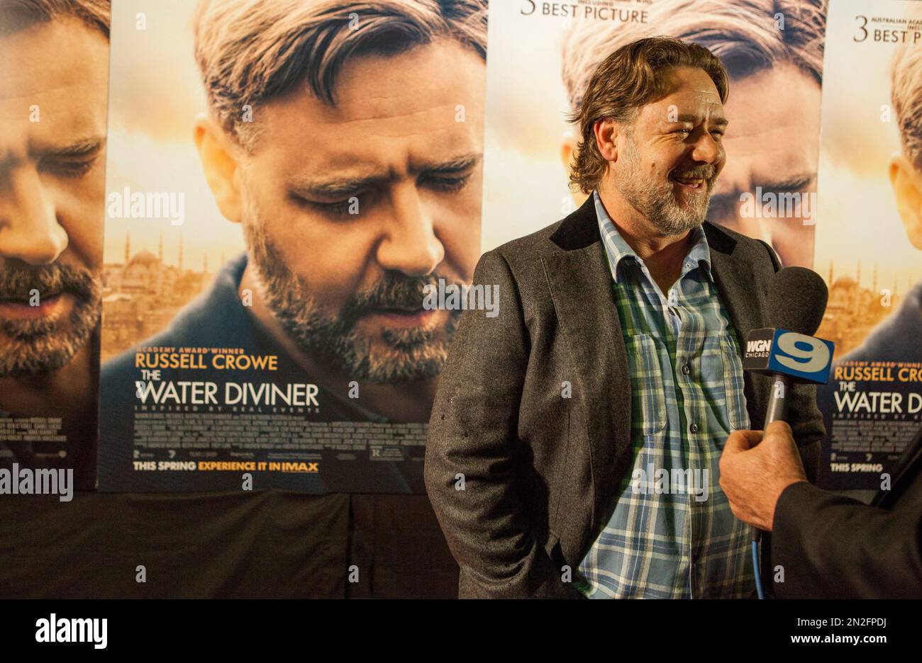 Russell Crowe makes an appearance on the red carpet for the Chicago ...
