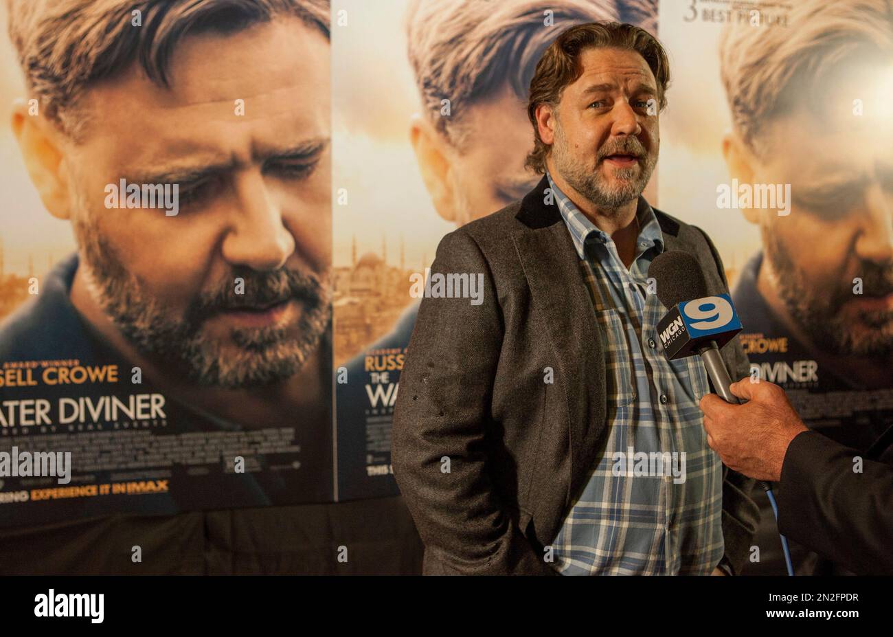 Russell Crowe makes an appearance on the red carpet for the Chicago ...
