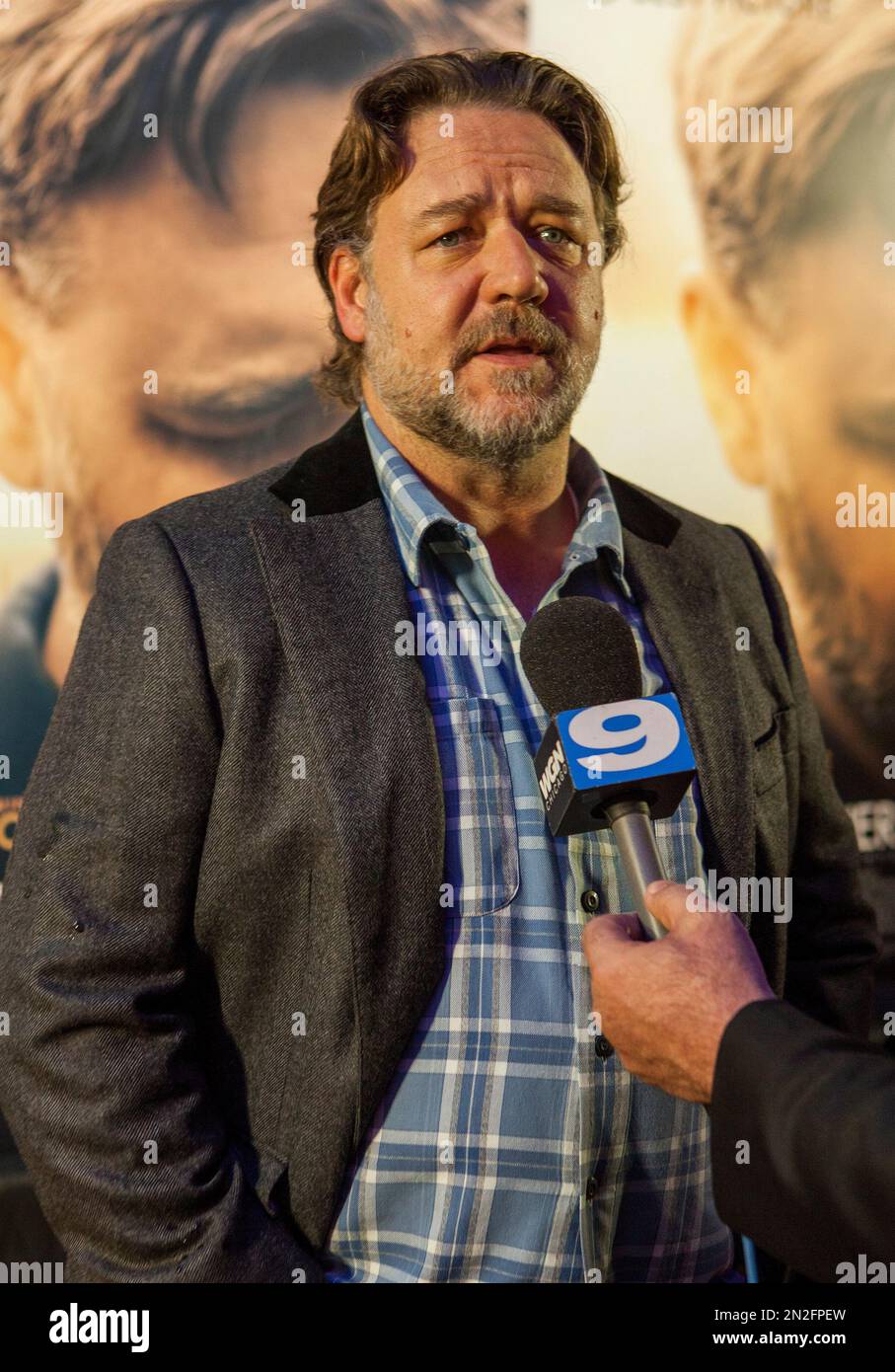 Russell Crowe makes an appearance on the red carpet for the Chicago ...