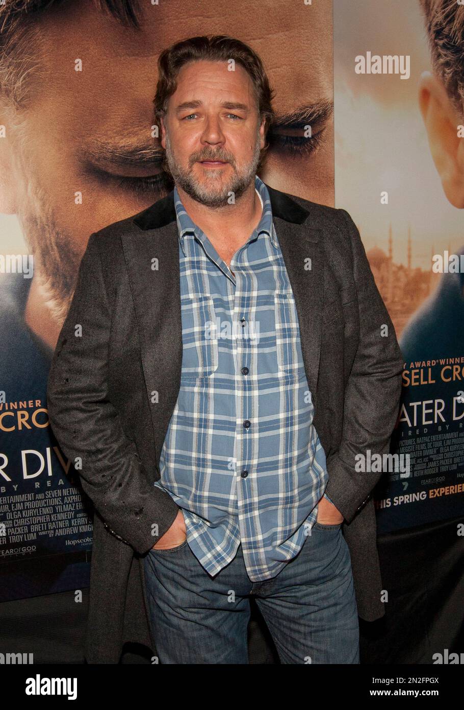 Russell Crowe makes an appearance on the red carpet for the Chicago ...