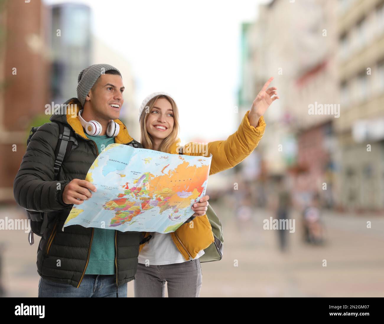 Happy travelers with map in foreign city. Vacation trip Stock Photo - Alamy