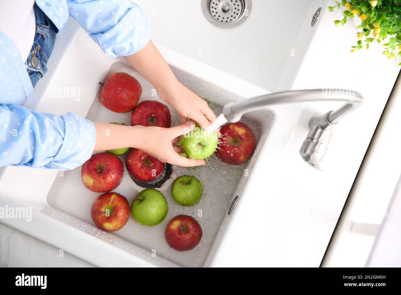 Hands washing green apples hi-res stock photography and images - Alamy