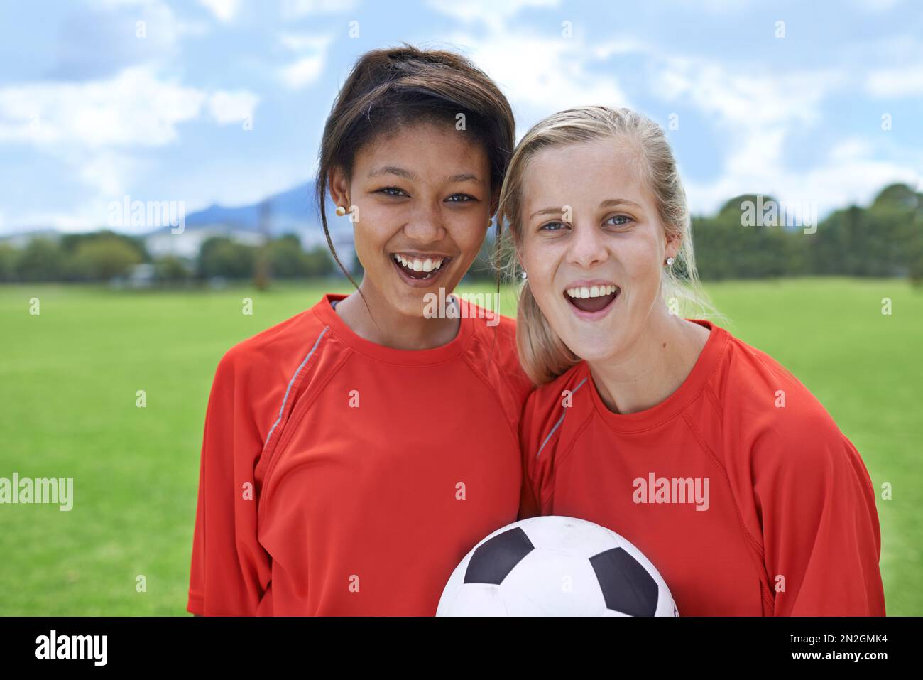 Two women playing soccer players hi-res stock photography and images ...