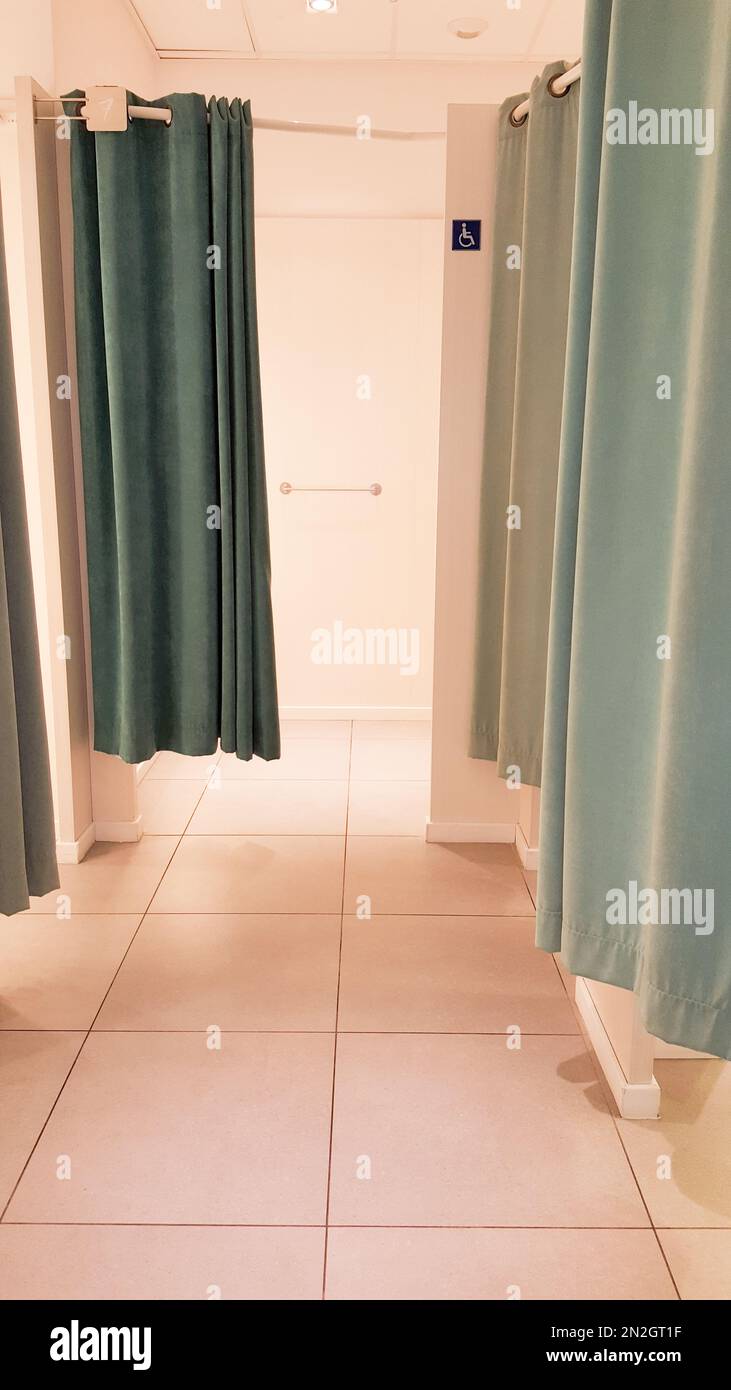 Modern fitting room in a fashion shop Stock Photo - Alamy
