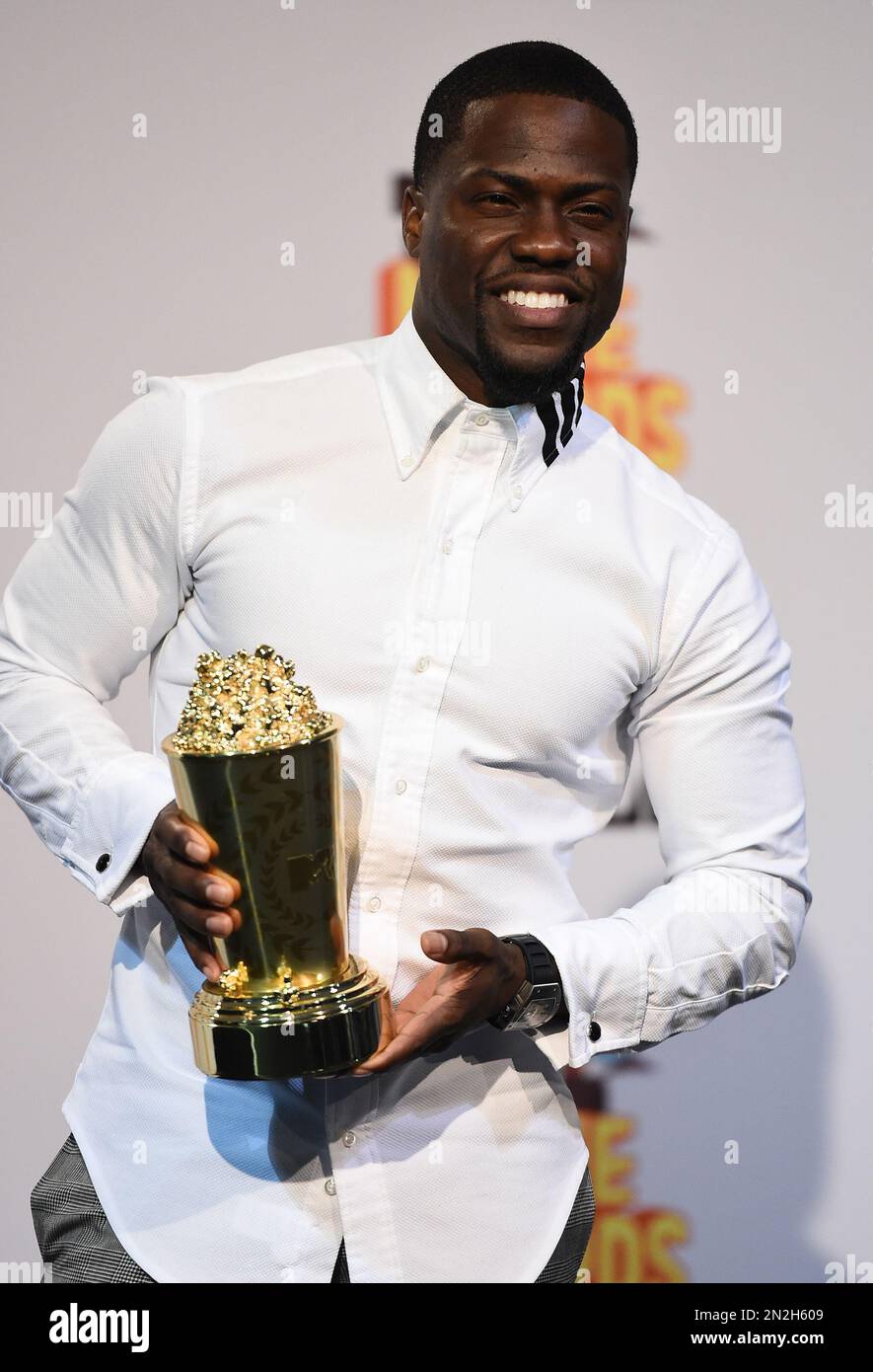 Kevin Hart poses in the press room with the comedic genius award at the ...