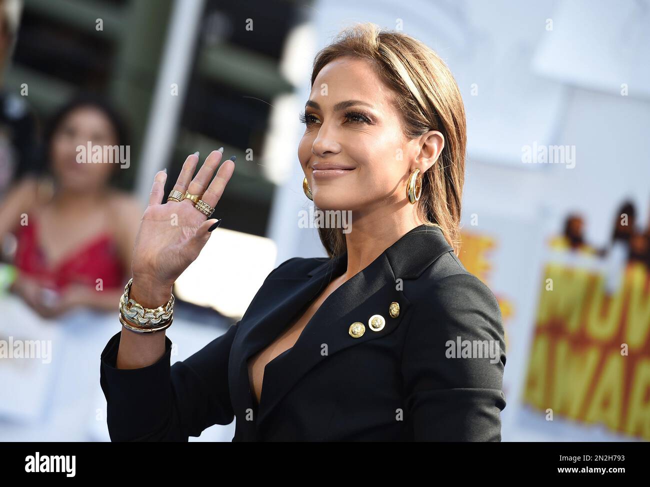 Jennifer Lopez arrives at the MTV Movie Awards at the Nokia Theatre on ...
